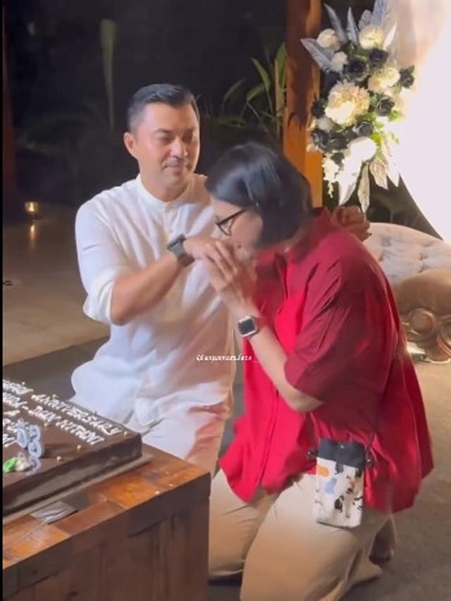 7 Potret Anjasmara dan Dian Nitami Rayakan Anniversary Pernikahan ke-25