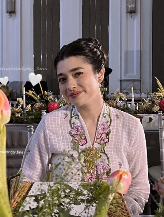 Potret Amanda Rigby Pakai Kebaya yang Dipadukan dengan Batik Ini Tampil ...