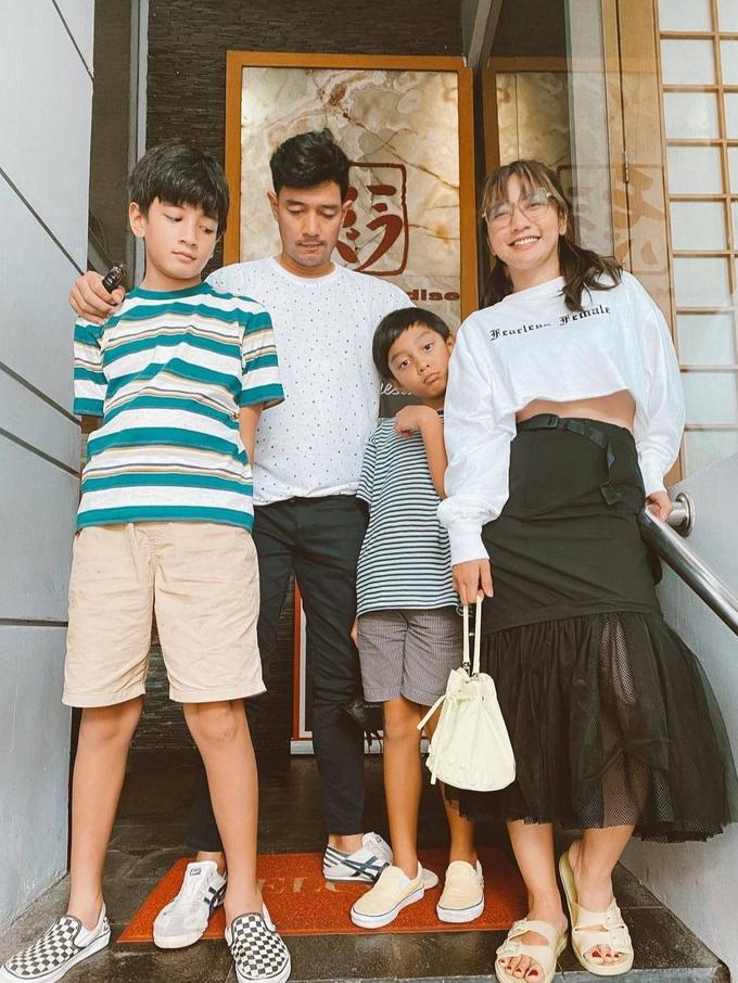 Potret Kompak Hesti Purwadinata Bareng Suami dan Anak, Sang Presenter ...