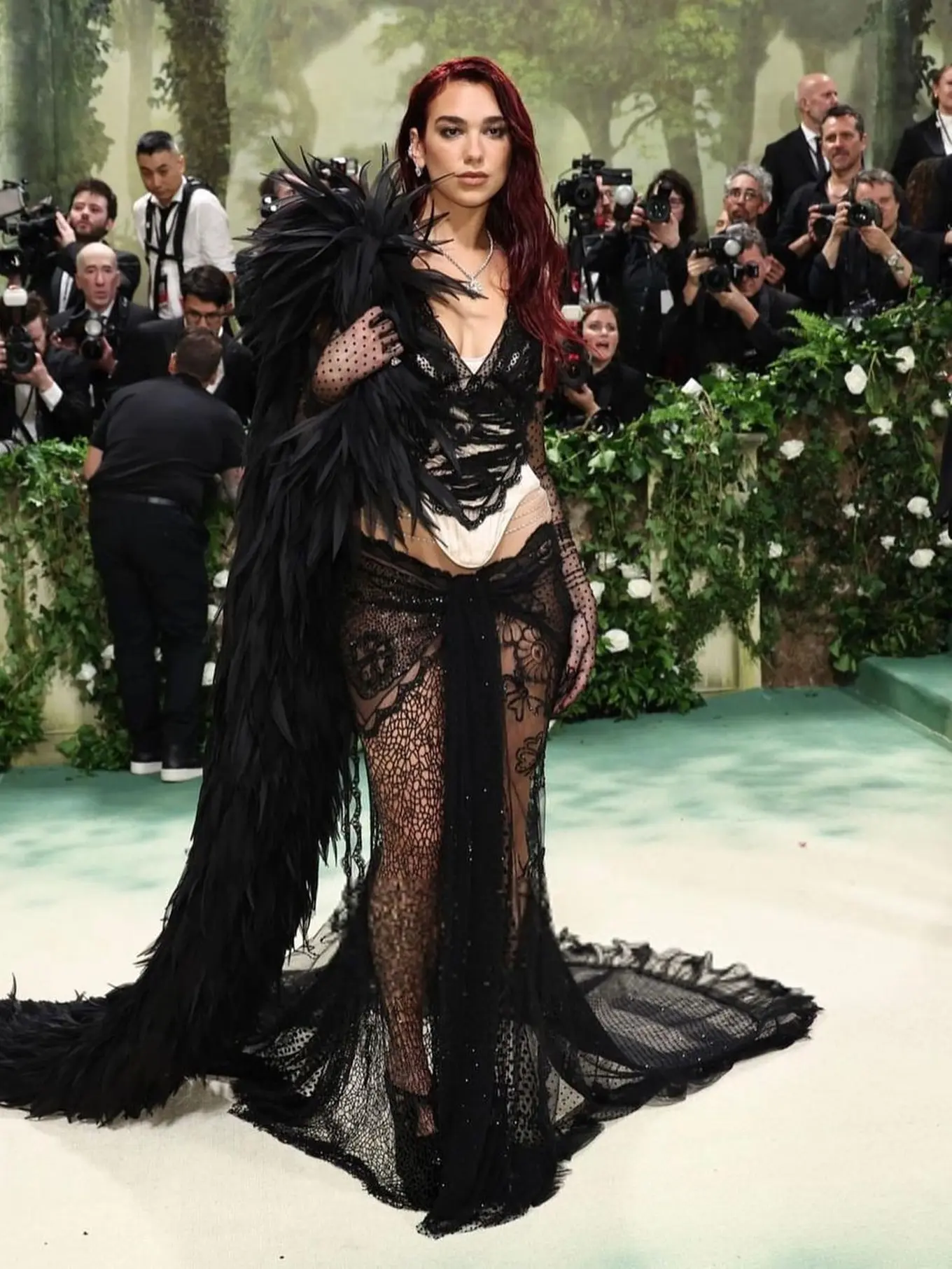 Tampilan Gothic Dua Lipa dengan Gaun Transparan di Met Gala 2024 Jadi ...