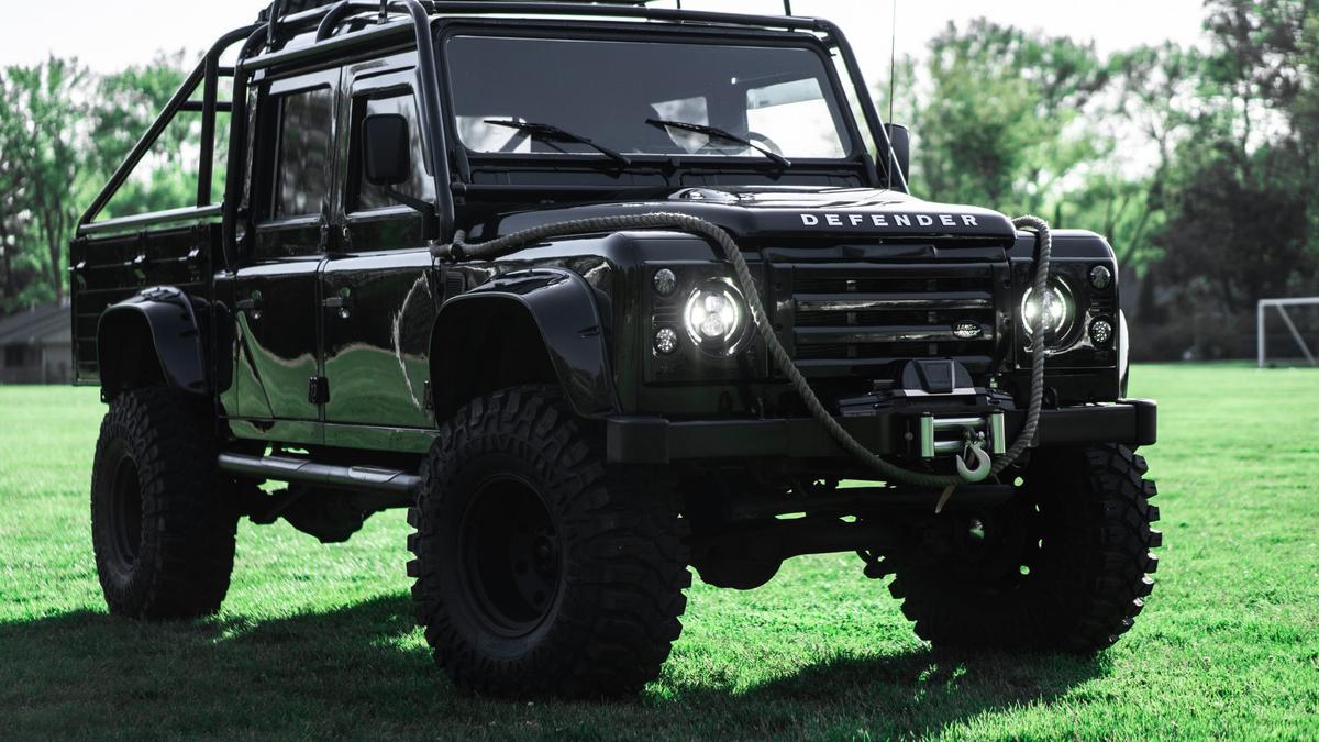 Land Rover Defender James Bond Dilelang, Berminat? - Otomotif Liputan6.com