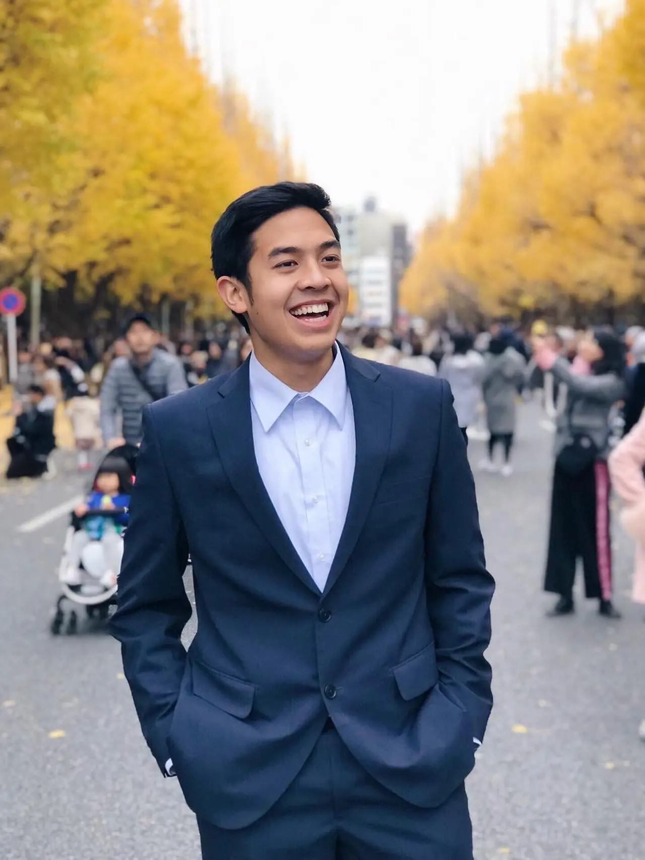 6 Gaya Jerome Polin Sijabat Saat Kenakan Jas, Tampil Formal - Surabaya ...