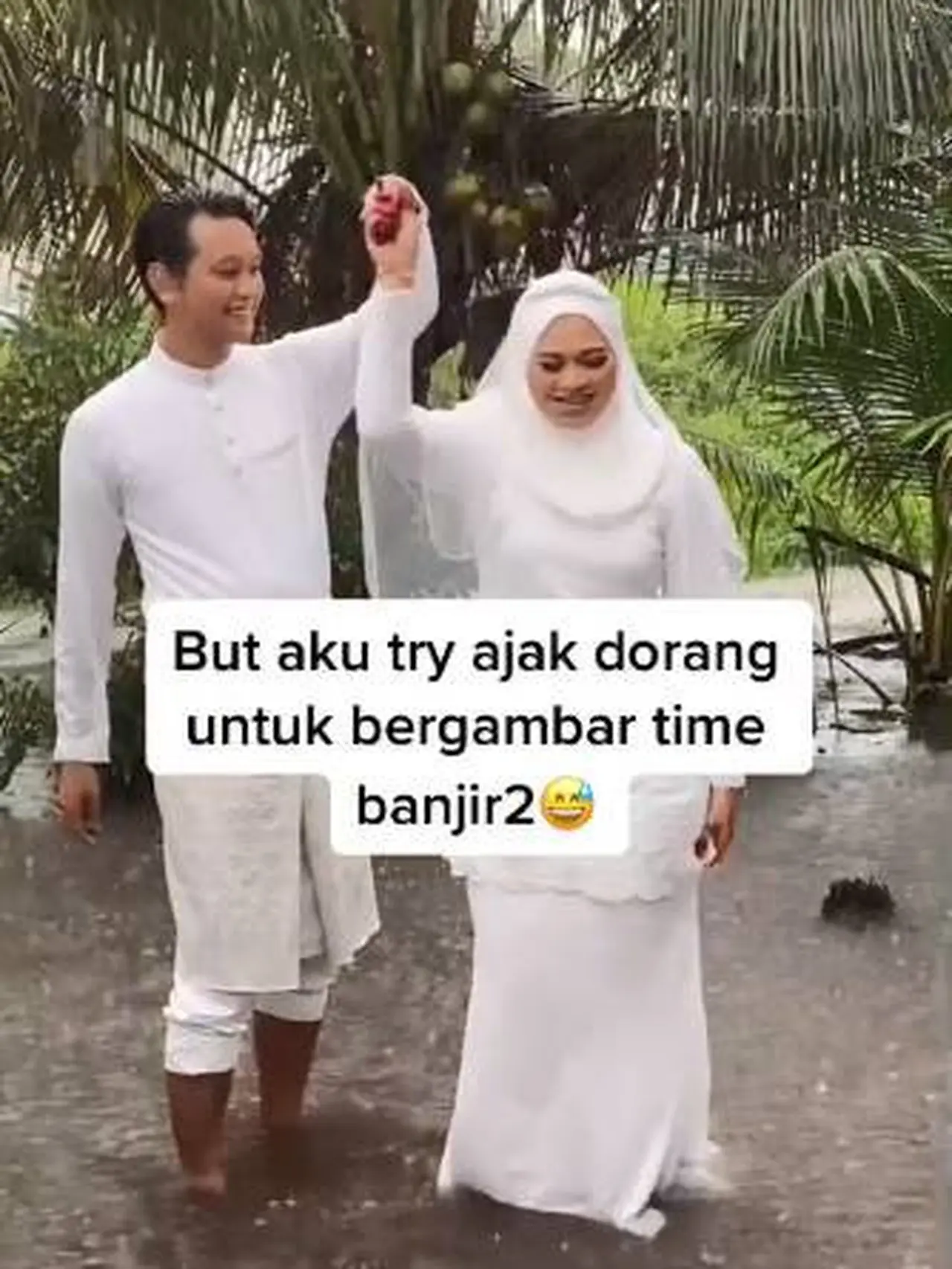 7 Potret Pengantin Abadikan Momen Pernikahan di Tengah Banjir Ini Viral - Hot Liputan6.com