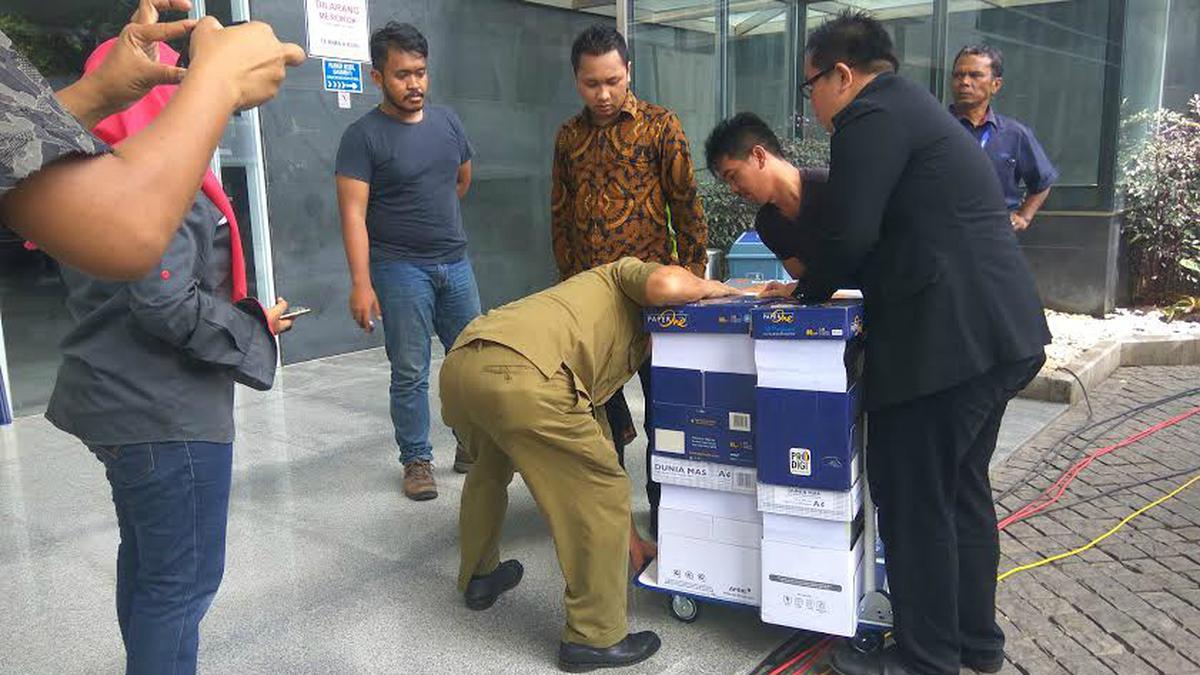 Sidang Pleidoi Jessica Berlanjut, Pengacara Bawa Tumpukan Berkas - News Liputan6.com