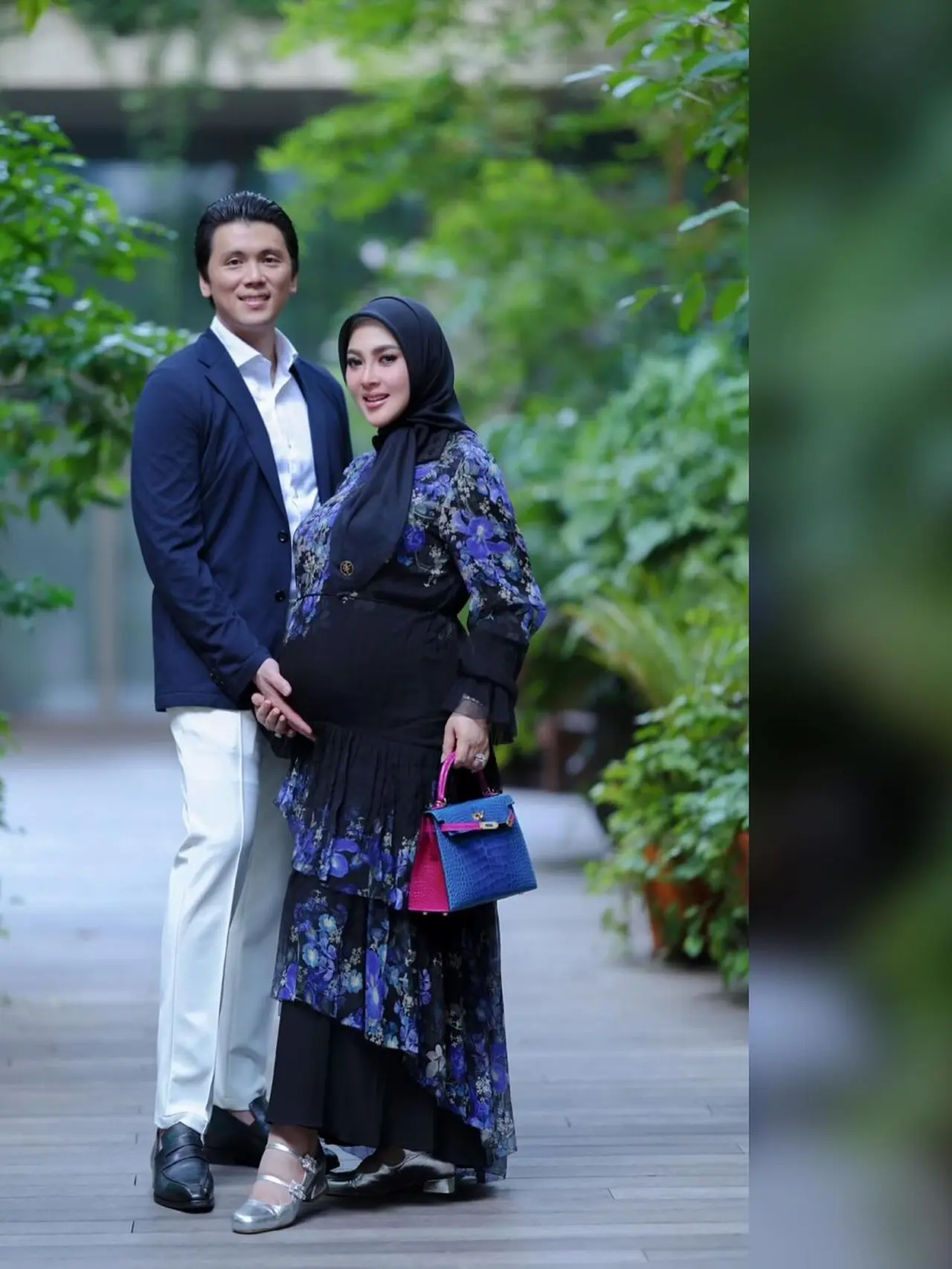 6 Potret Terbaru Syahrini Hamil 7 Bulan Ditemani Reino Barack dan Tes ...