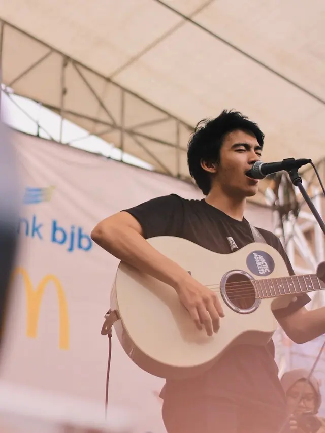 6 Potret Gusti Rayhan, Putra Farhat Abbas yang Main di Film Dilan 1990 ...