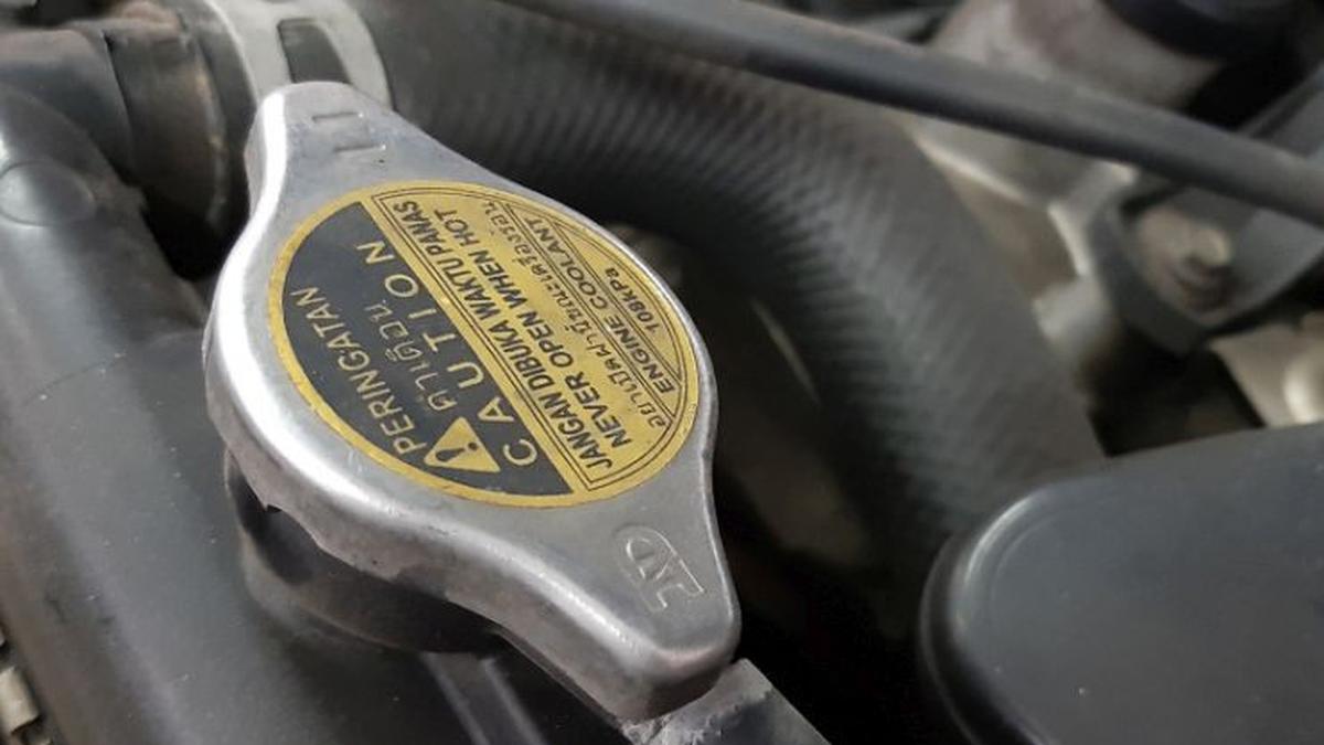 Radiator Bocor Bikin Mesin Mobil Panas, Kenali Penyebabnya