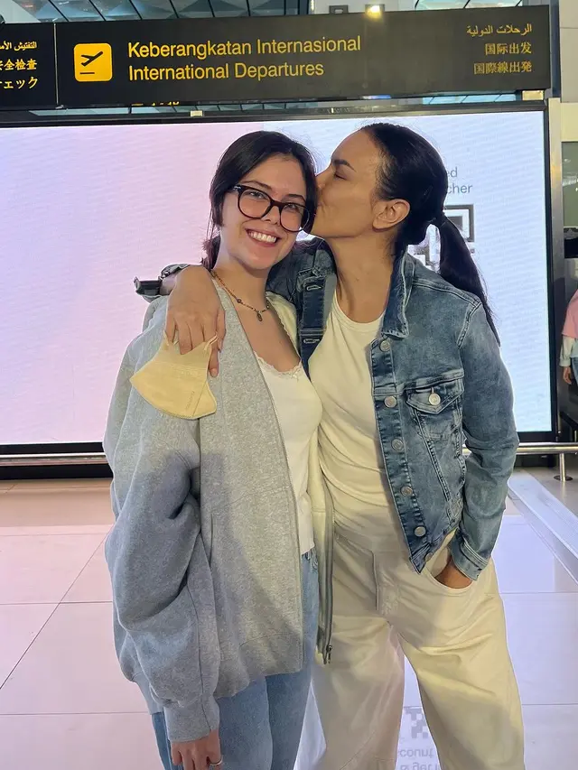 7 Potret Sophia Latjuba antar Manuella Aziza Kuliah di Jerman Ini Penuh Rasa Bangga - Hot ...