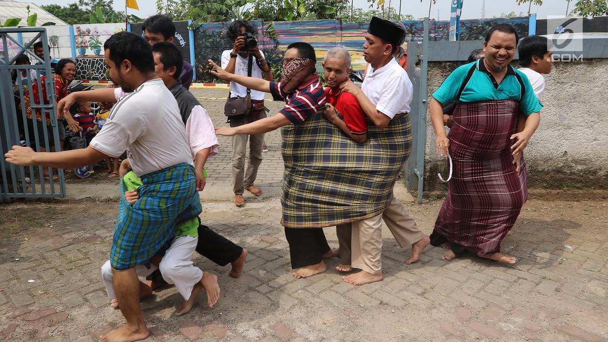 PHOTO: Begini Serunya Lomba Balap Sarung Penyandang Tunanetra - Foto ...