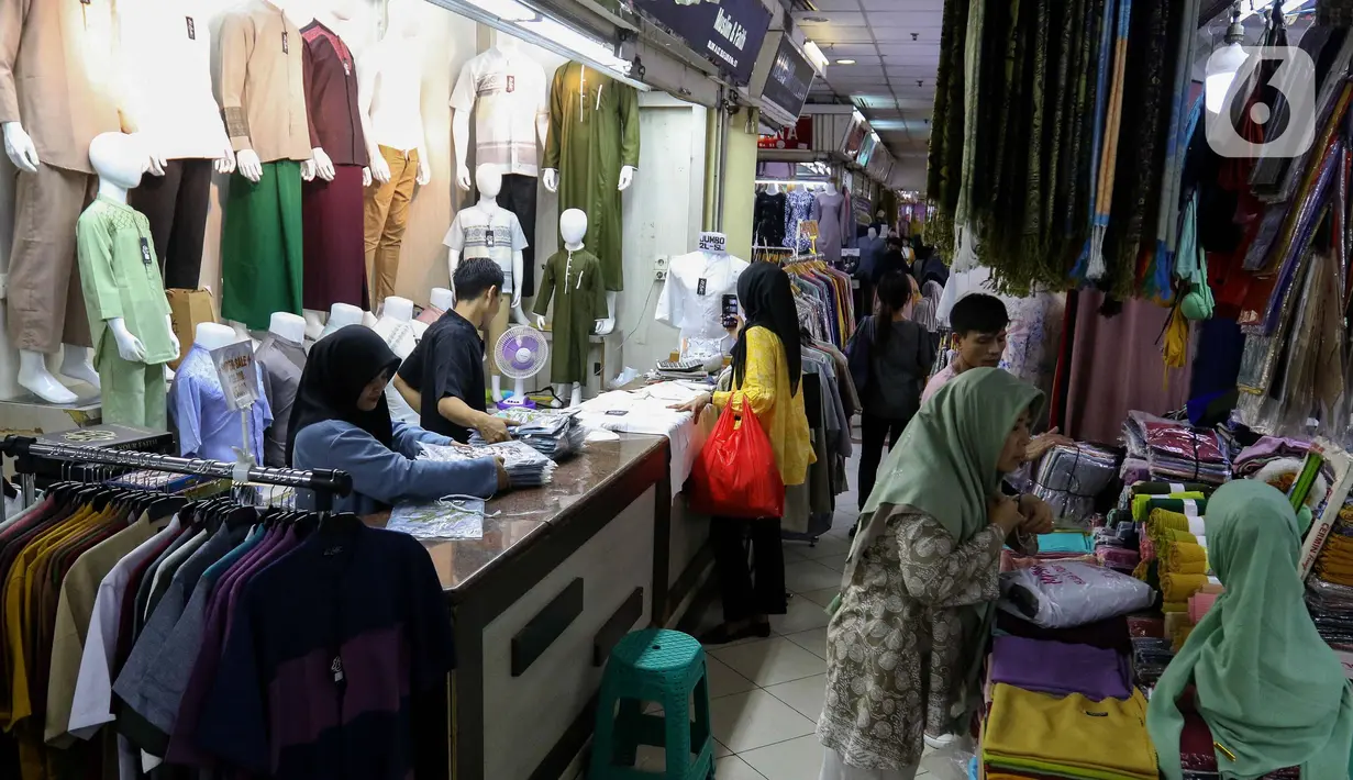 Mendekati Ramadan, Pasar Tanah Abang Kembali Ramai Pembeli - Foto Liputan6.com