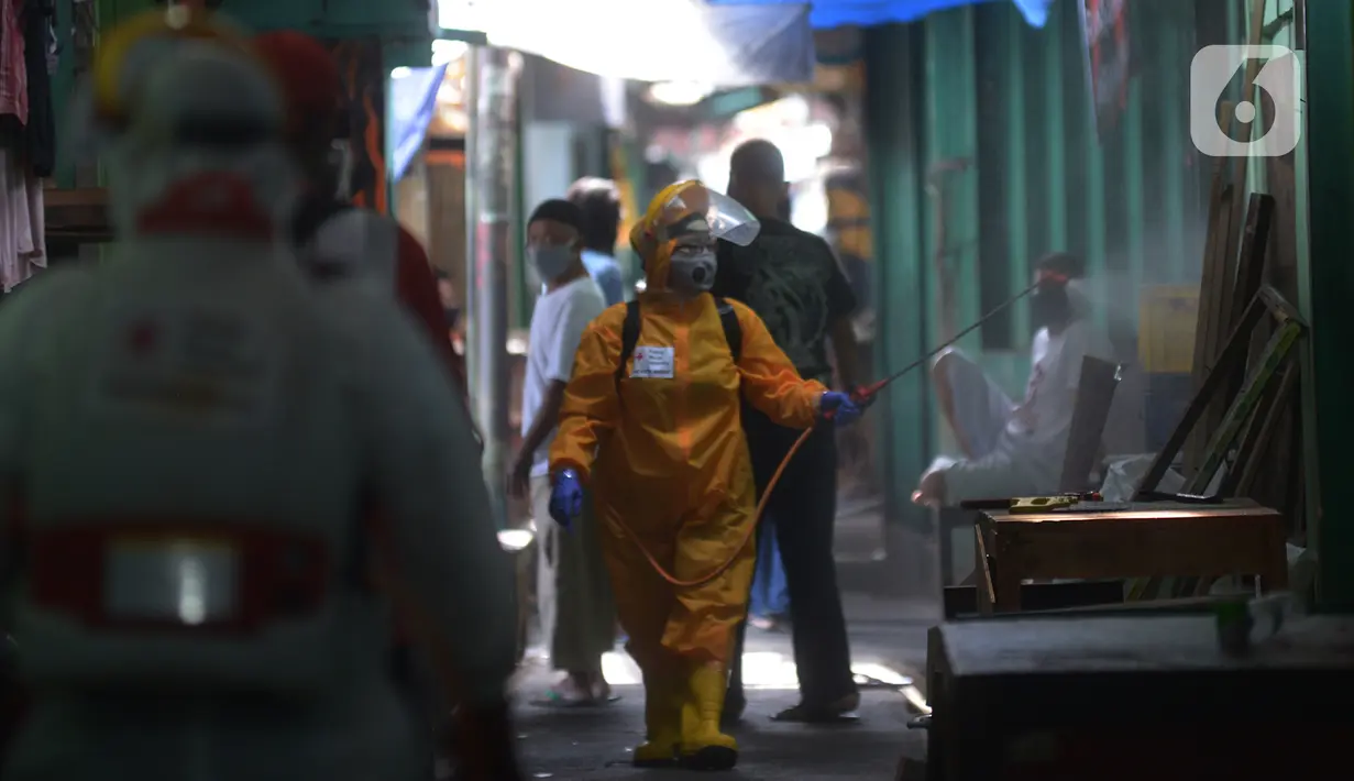FOTO: Penyemprotan Disinfektan di Pasar Cikini dan Pemukiman Warga ...