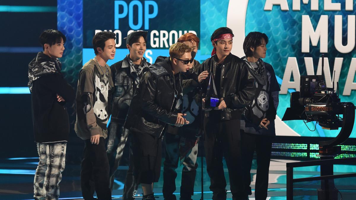 BTS Promosikan Koleksi NFT Pertama Givenchy di AMAs 2021 - Fashion Fimela.com