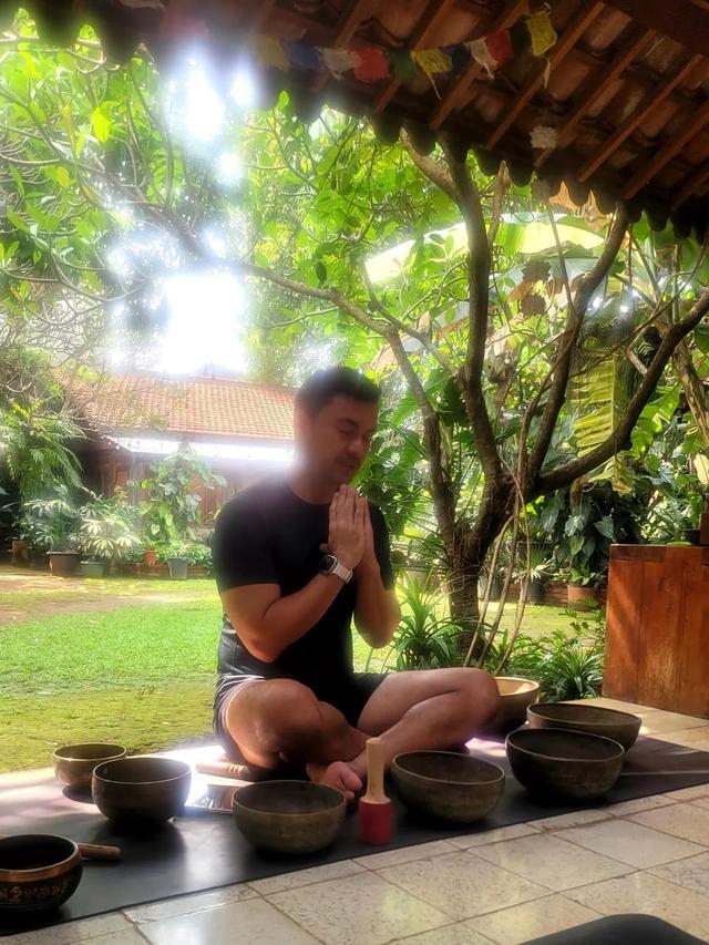 5 Potret Anjasmara Olahraha Yoga, Tampak Awet Muda di Usia Hampir ...