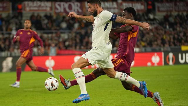 Malam Gila di Olimpico: Momen Kiper Lille, Berke Ozer Tepis 3 Penalti ...