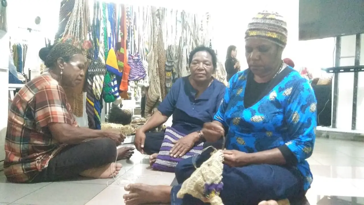 Mama-Mama Perajin Noken di Papua Ketiban Berkah Ramadan - Regional ...