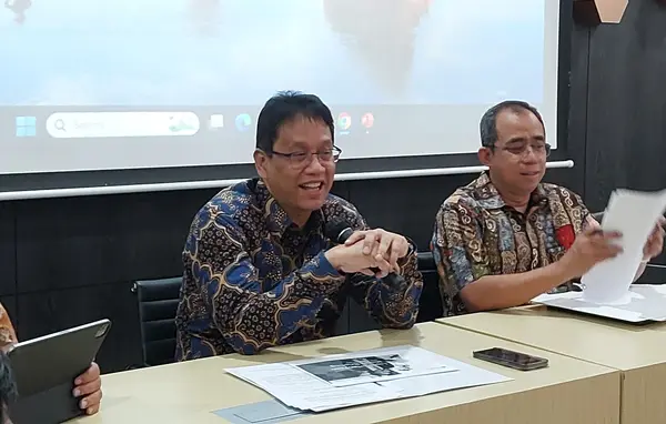 Aksi Berani Emak-Emak Kerudung Pink di Tengah Ricuh Demo Depan DPR Mencuri Perhatian - News ...