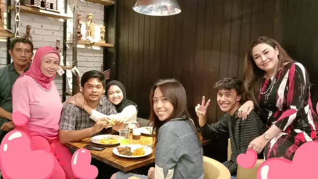 6 Potret Kedekatan Nia Zulkarnaen dan Anak Angkatnya yang Jarang Terekspos - Hot Liputan6.com