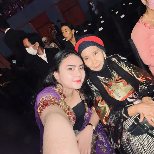 6 Potret Terbaru Artis Senior Aty Cancer, Perannya Ikonik di Film Emak ...