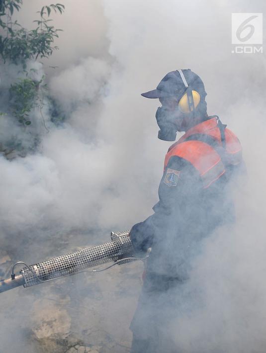FOTO: Cegah DBD, Warga Cipinang Lakukan Fogging - Foto Liputan6.com