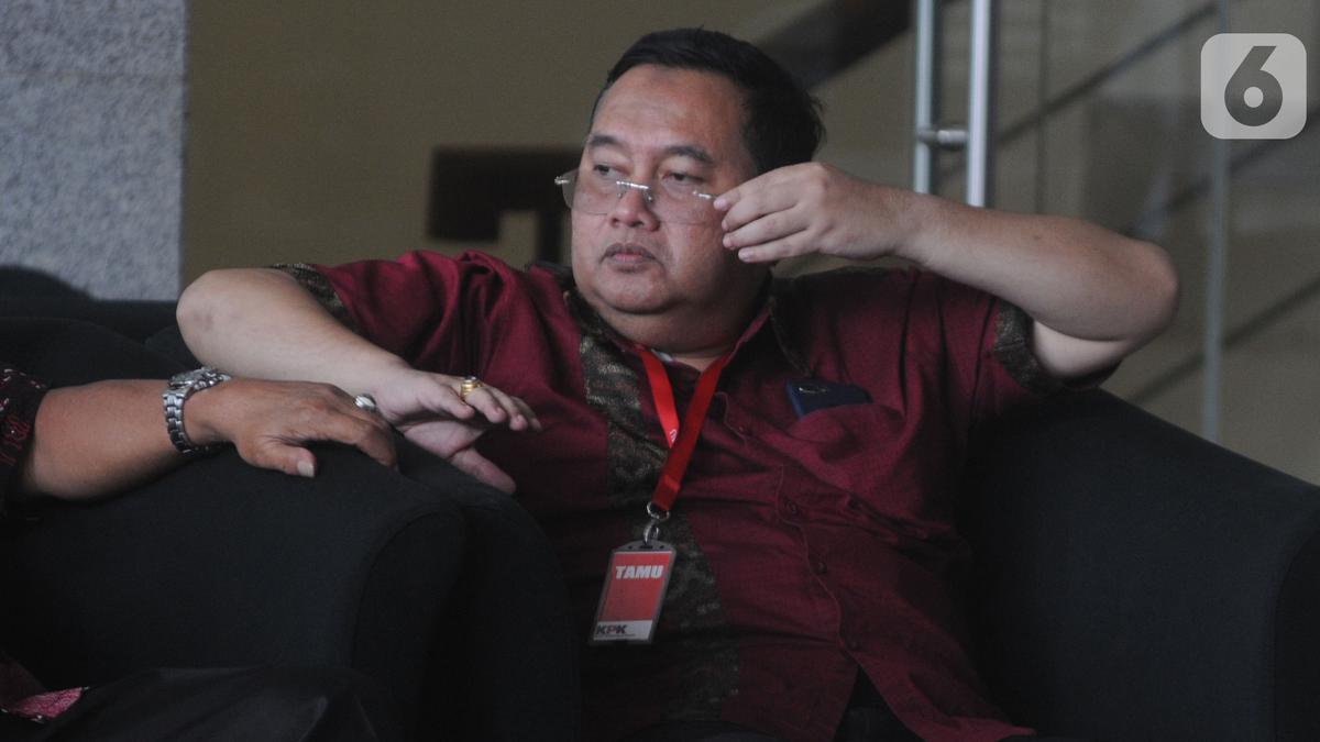 FOTO: KPK Periksa Mantan Wabup Lampung Utara Sri Widodo - Foto Liputan6.com