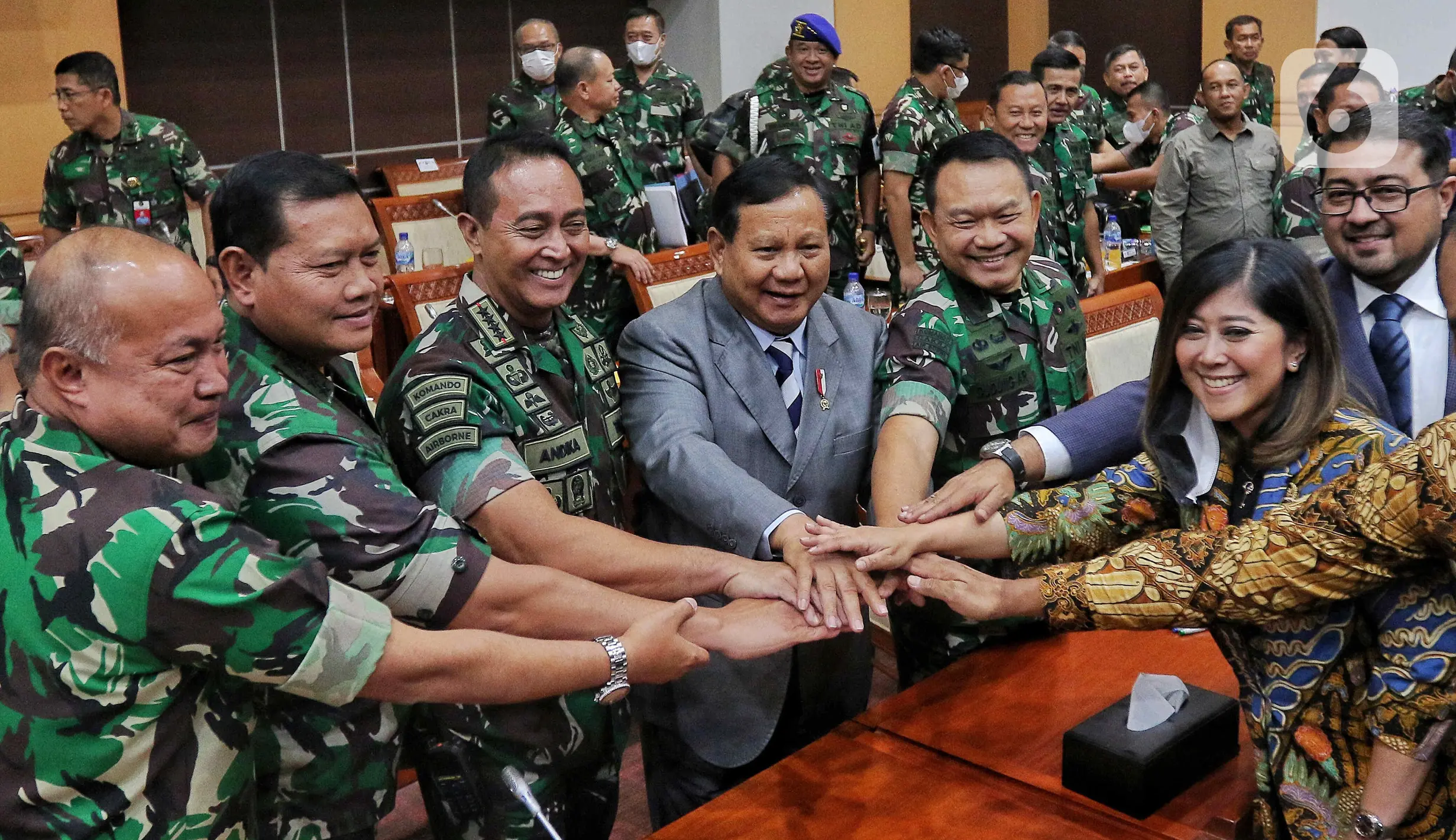 Momen Prabowo Rangkul Jenderal Dudung dan Panglima TNI Andika Perkasa di Hadapan Komisi I DPR ...