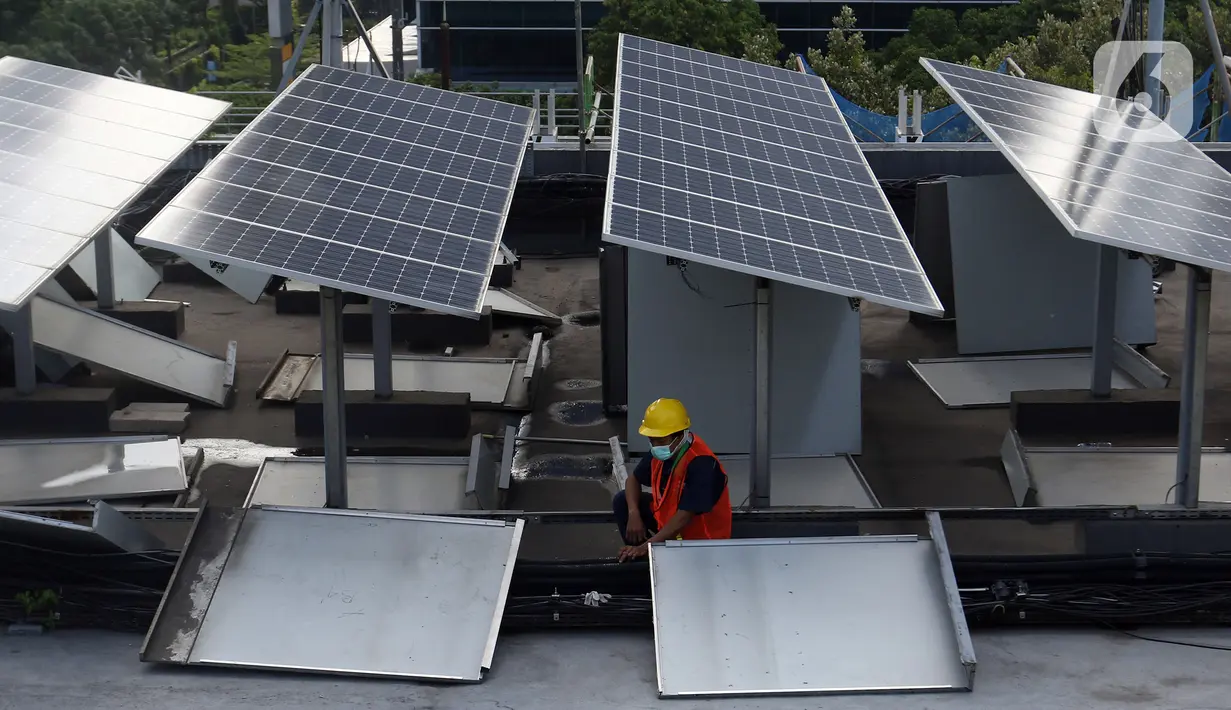 FOTO: Target Industri Panel Surya Dalam Negeri - Foto Liputan6.com