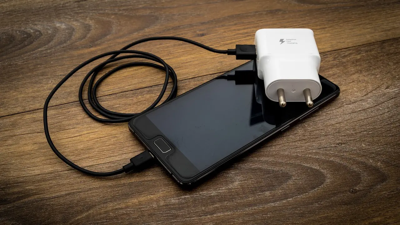 6 Penyebab Charger HP Cepat Rusak, Hindari Kebiasaan Ini - Hot Liputan6.com