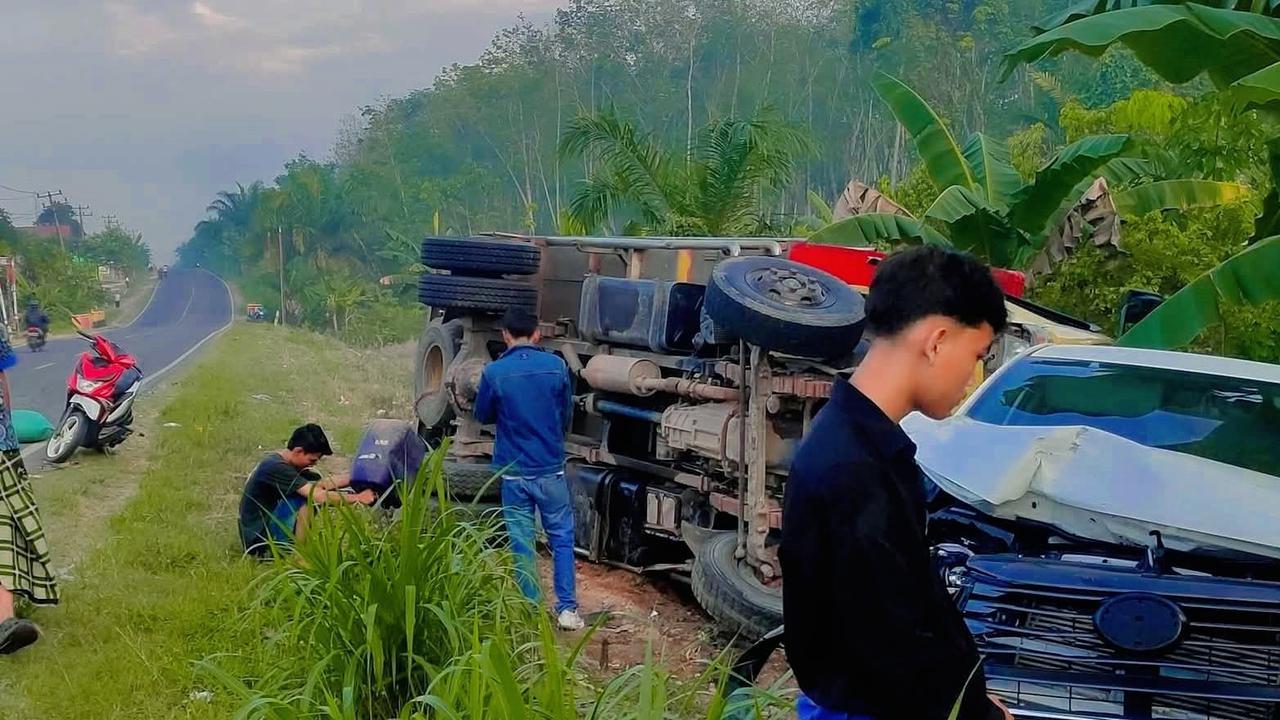 Truk Gabah di Lampung Tabrak Dua Mobil Innova Saat Ganti Ban, Dua Orang Tewas di Tempat