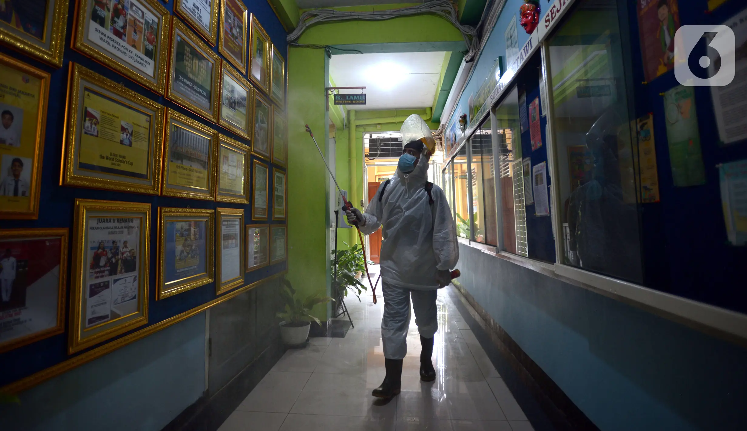 FOTO: Penyemprotan Cairan Disinfektan di SMA 70 Jakarta - Foto Liputan6.com