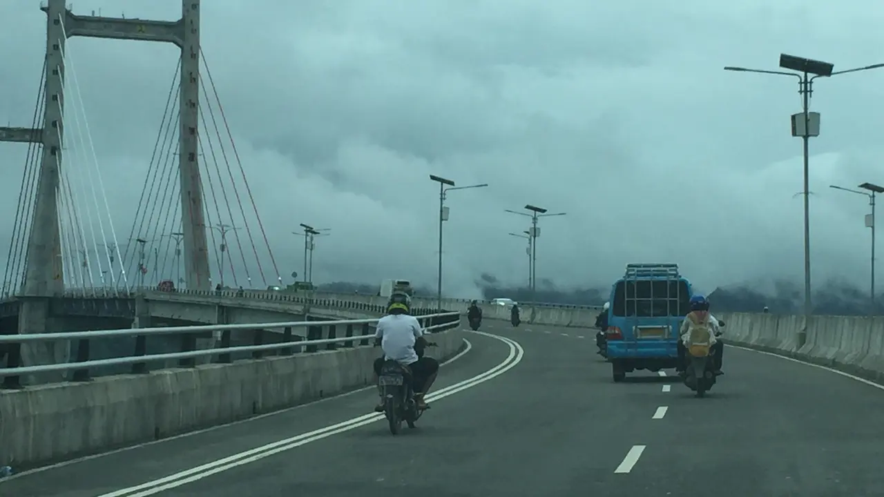 Jembatan Merah Putih, Saksi Bisu Keindahan Alam Indonesia - Regional ...