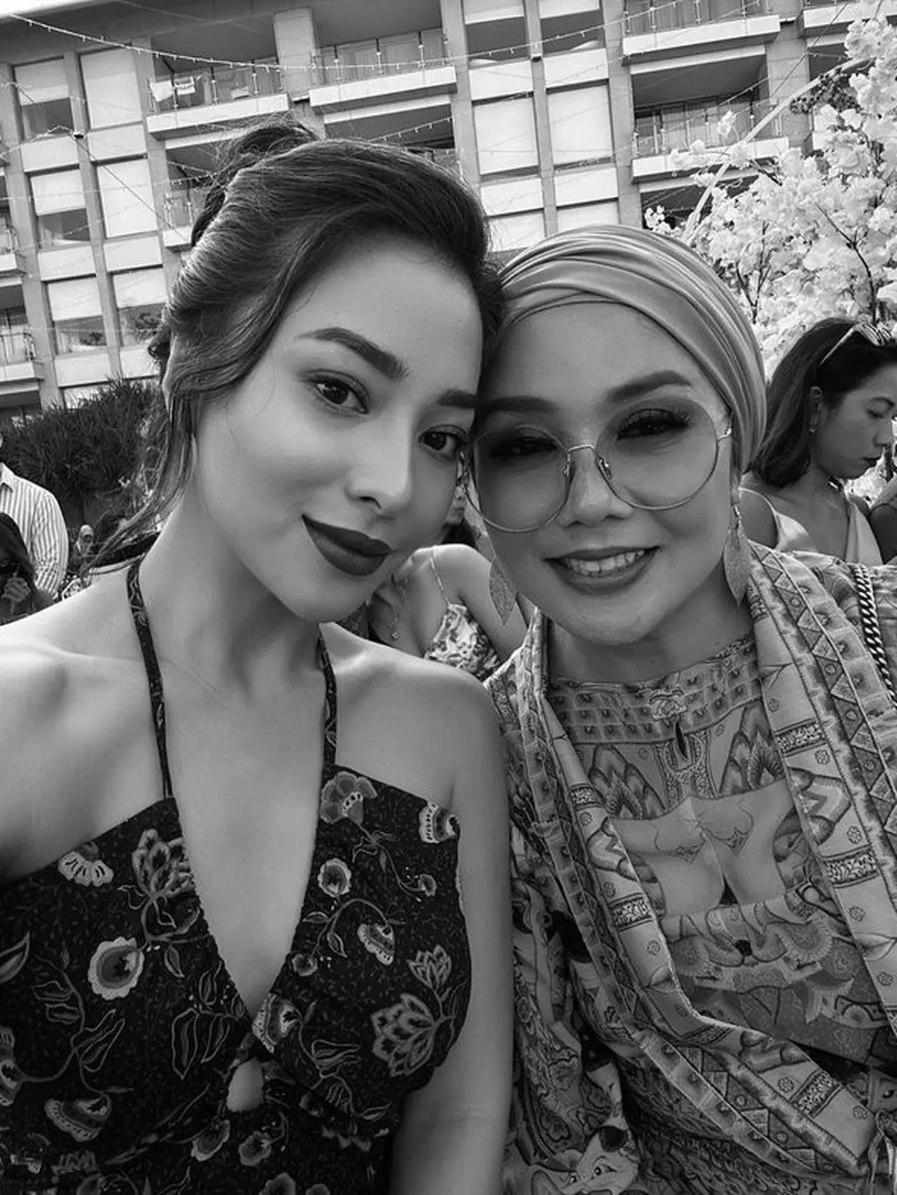 6 Potret Kebersamaan Nikita Willy dan Indra Priawan Saat Kondangan di Bali