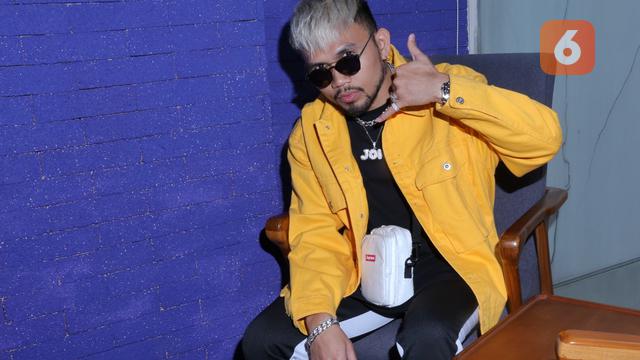 Roy Ricardo Kritik Penggunaan Barang Palsu Lewat Musik - ShowBiz ...