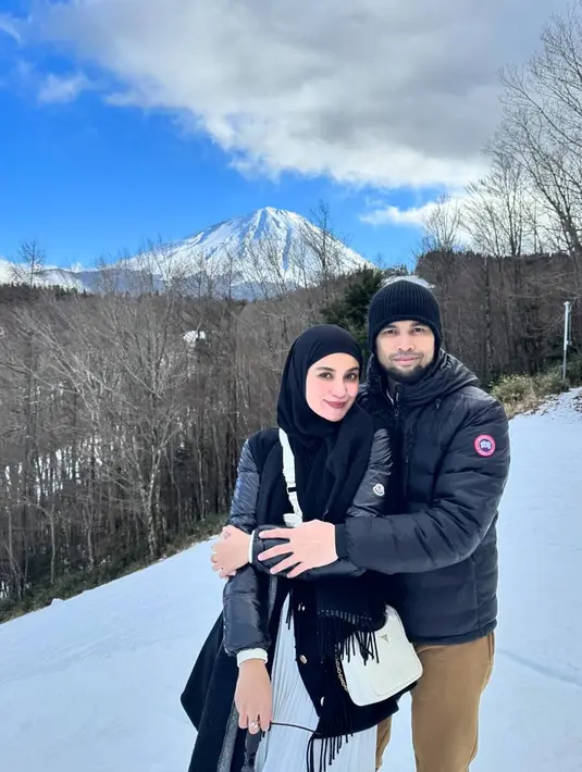 Potret Liburan Shireen Sungkar dan Teuku Wisnu Ke Jepang yang Tampil Mesra - Foto Liputan6.com