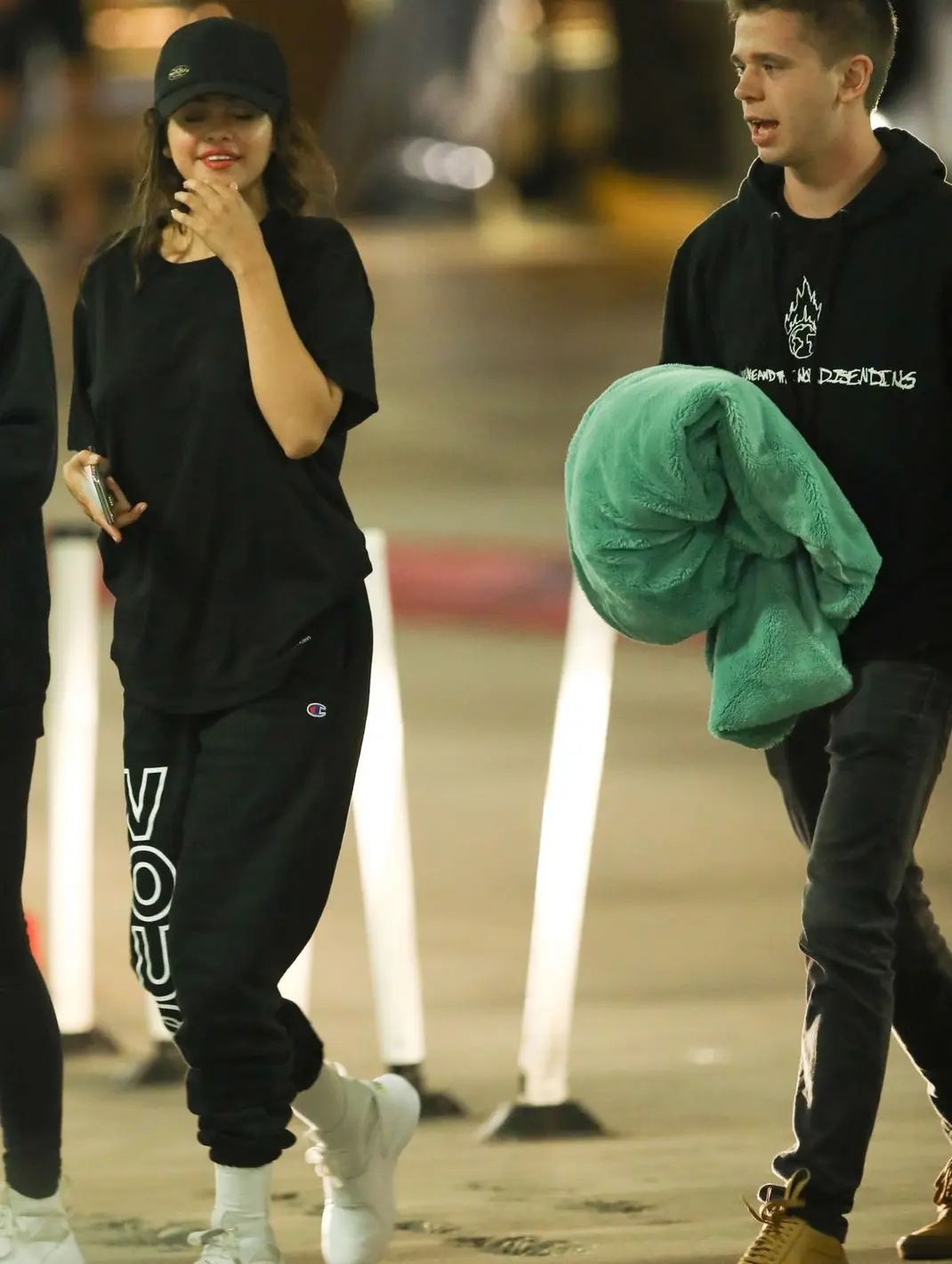 Selena Gomez Kembali Tertangkap Habiskan Waktu dengan Caleb Stevens ...