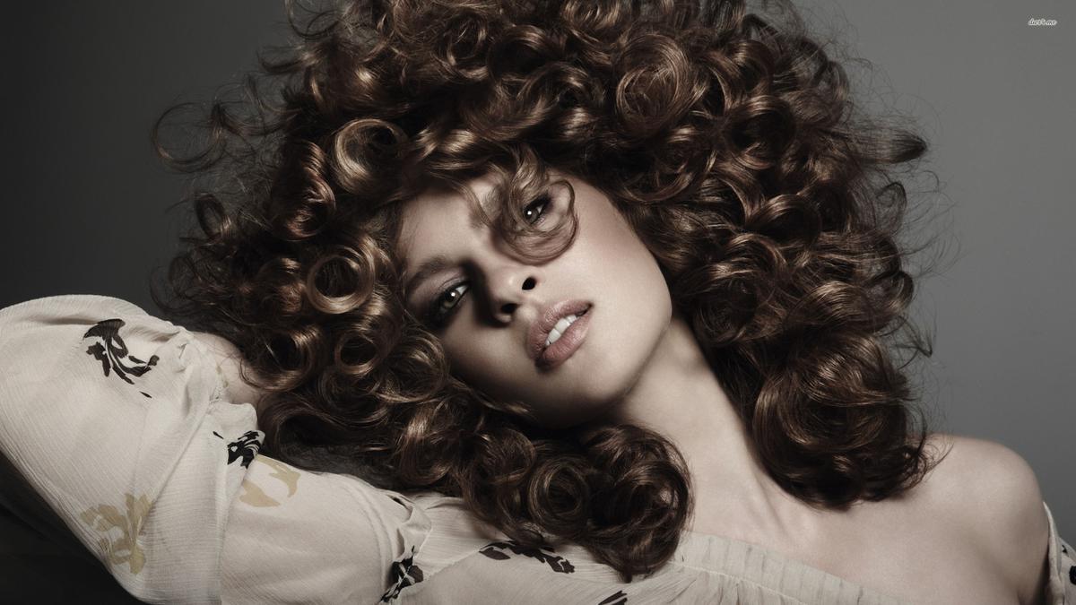 5 Cara Merawat Rambut Keriting yang Super Gampang