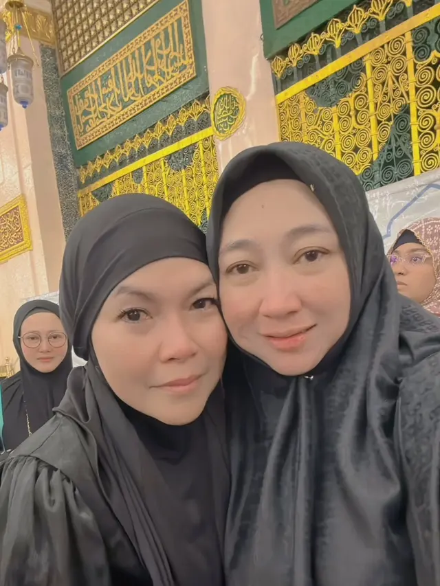 7 Potret Ibu Ayu Ting Ting Umrah Kedua Bareng Calon Besan, Makin Kompak - Hot Liputan6.com