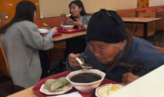 Mengetuk Nurani, Kisah Kebaikan Seorang Wanita Pada Pengemis Tua ...