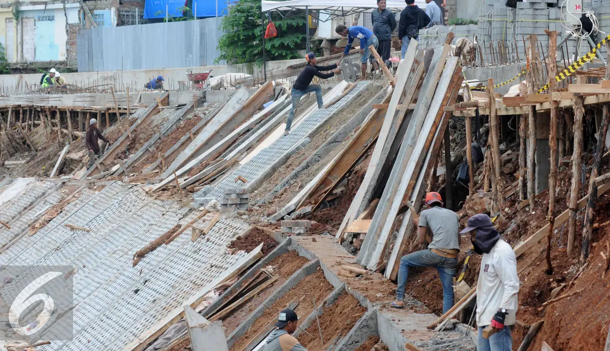 Pemasangan Turab Kampung Melayu Terus Digenjot - Foto Liputan6.com