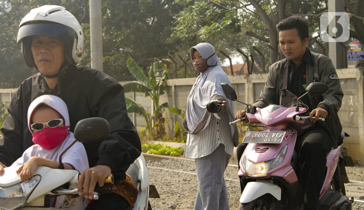 FOTO: Bu Neng, Wanita Penjaga Lintasan Kereta Tanpa Pintu di Batuceper ...