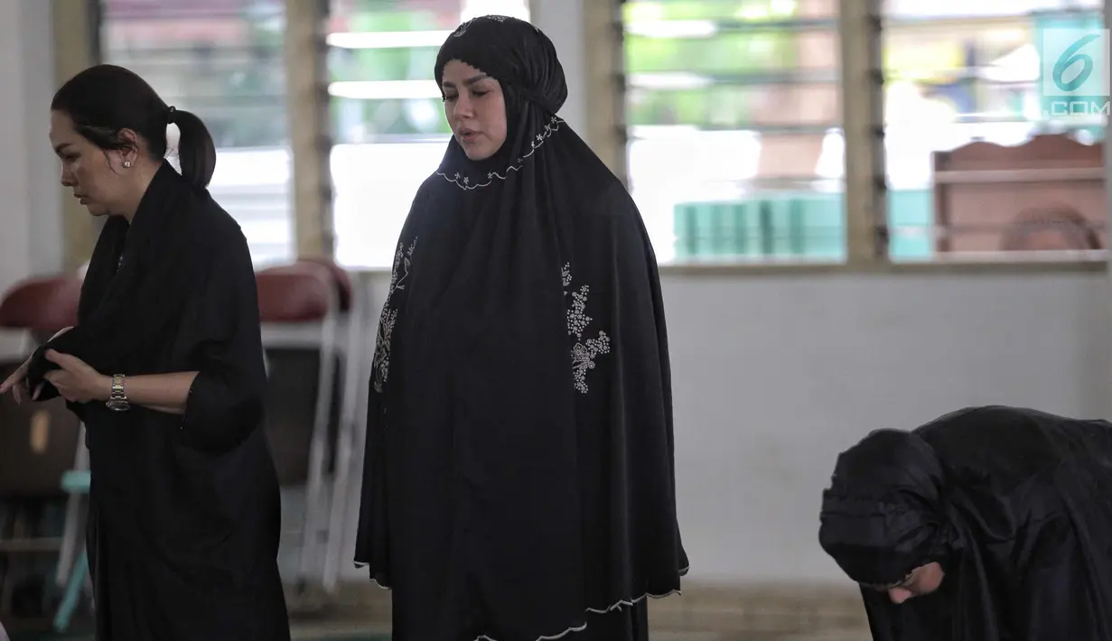 FOTO: Olla Ramlan Ikut Salatkan Jenazah Sang Ayah - Foto Liputan6.com