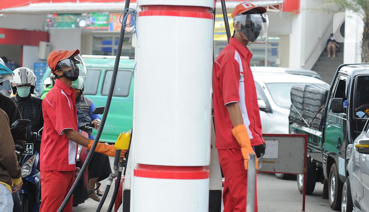 FOTO: Cegah Corona, Petugas SPBU Gunakan Pelindung Wajah Saat Bertugas ...