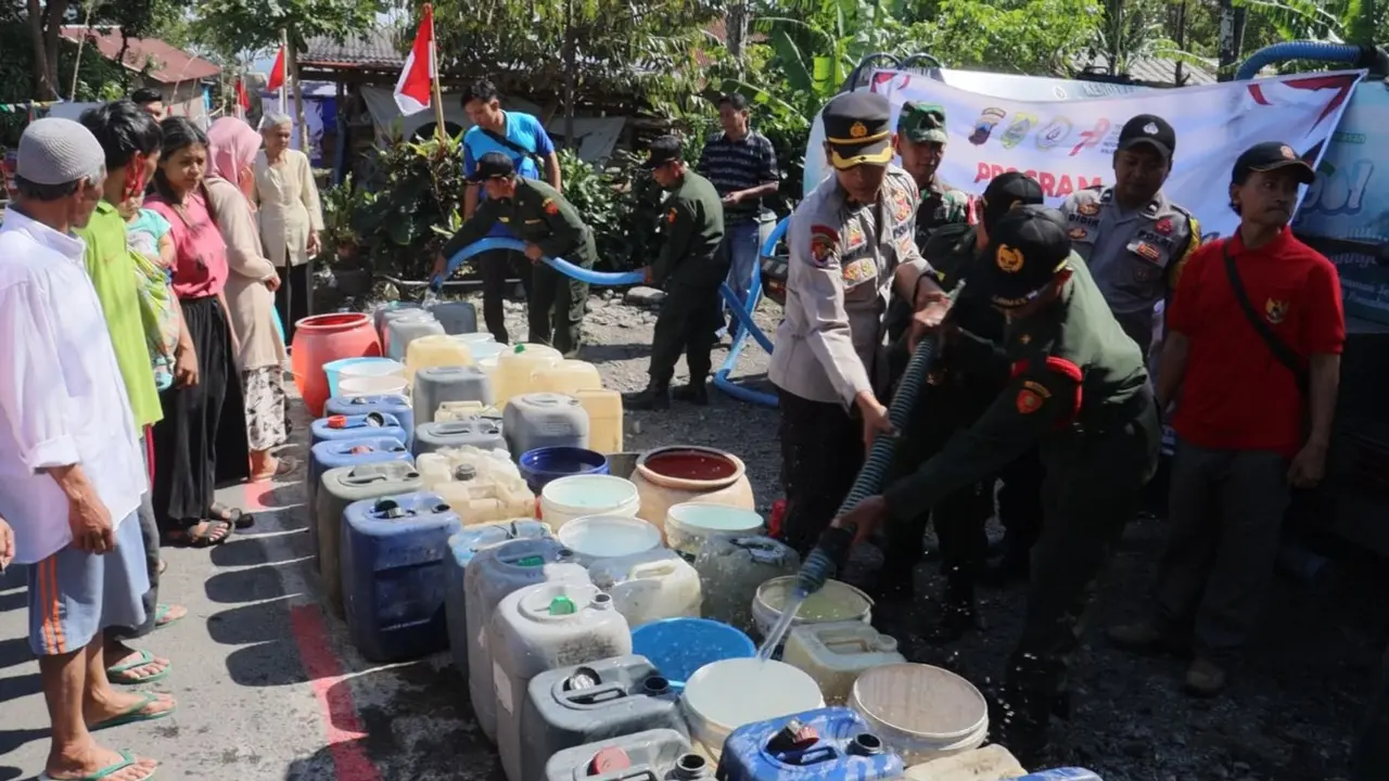 Kemarau Panjang 2023, Polres Pemalang Salurkan Bantuan Air Bersih ke Desa Beluk - Regional ...