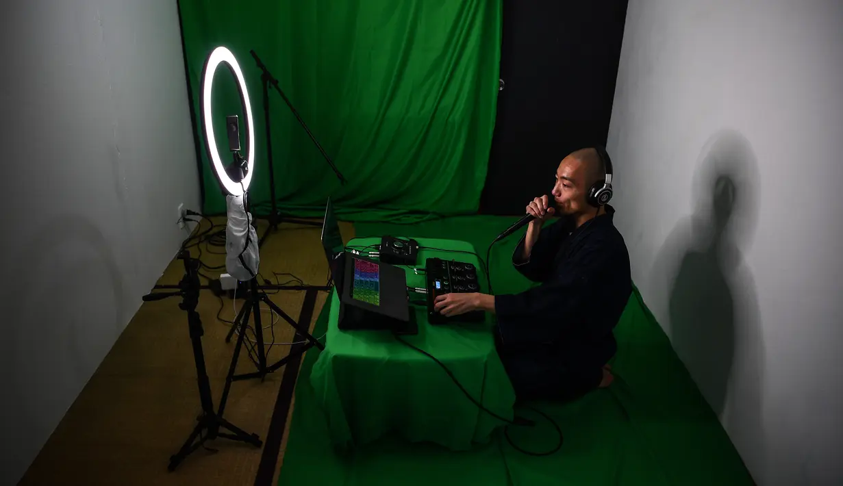 FOTO: Yogetsu Akasaka, Biksu yang Sebarkan Ajaran Buddha dengan Beatbox ...