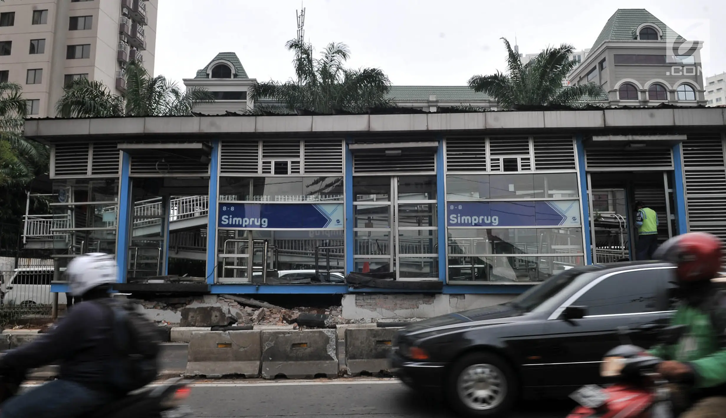 FOTO: Kondisi Halte Transjakarta Simprug Usai Tertabrak Truk Kontainer ...