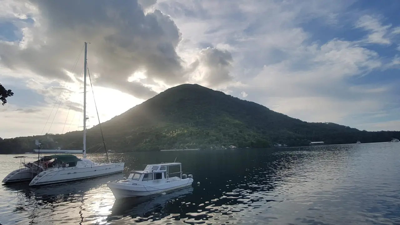 6 Fakta Menarik Gunung Api Banda di Maluku Tengah yang Jadi Taman ...