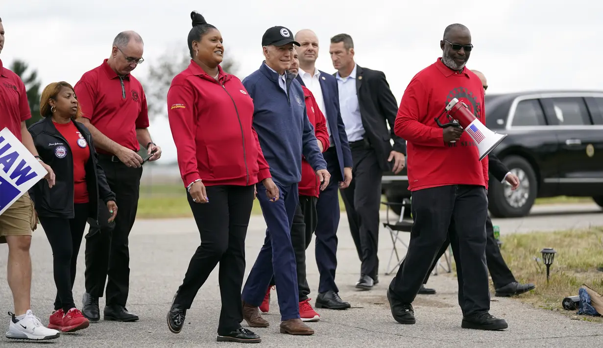 Momen Joe Biden Ikut Aksi Demo Pekerja Otomotif di Michigan - Foto ...
