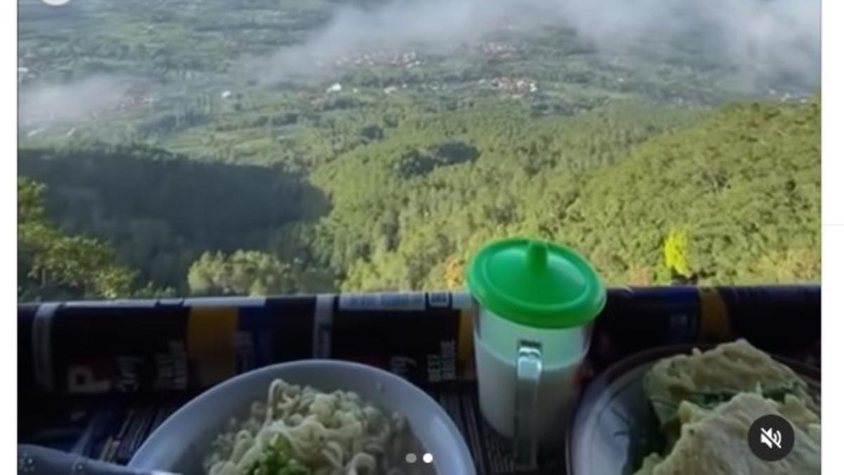 Menikmati Kopi dan Mi Instan Sambil Melihat Indahnya Pemandangan Gunung ...