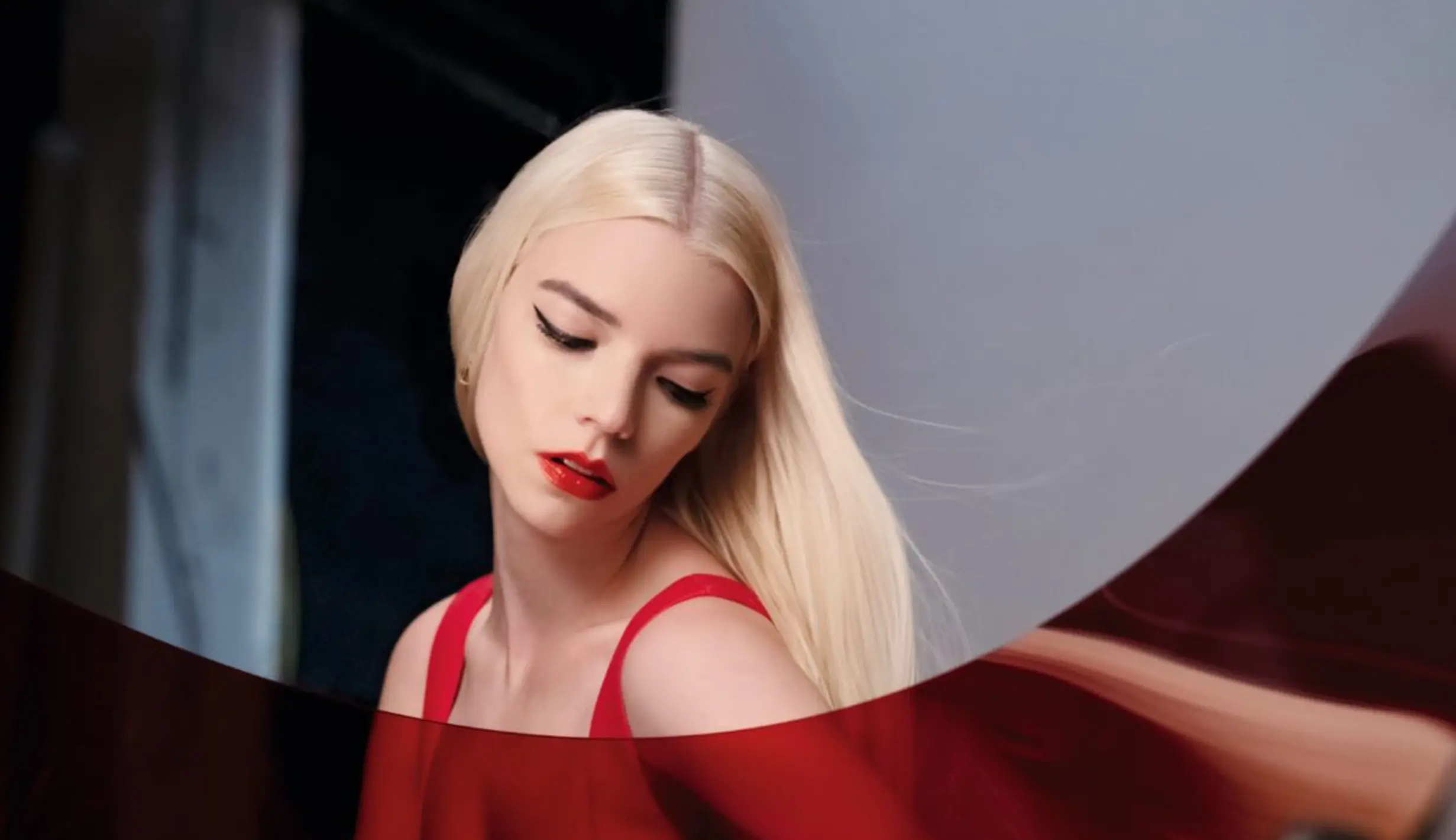 Jisoo BLACKPINK dan Anya Taylor Joy Saling Adu Pesona Misterius dengan Kenakan Lipstik Merah ...