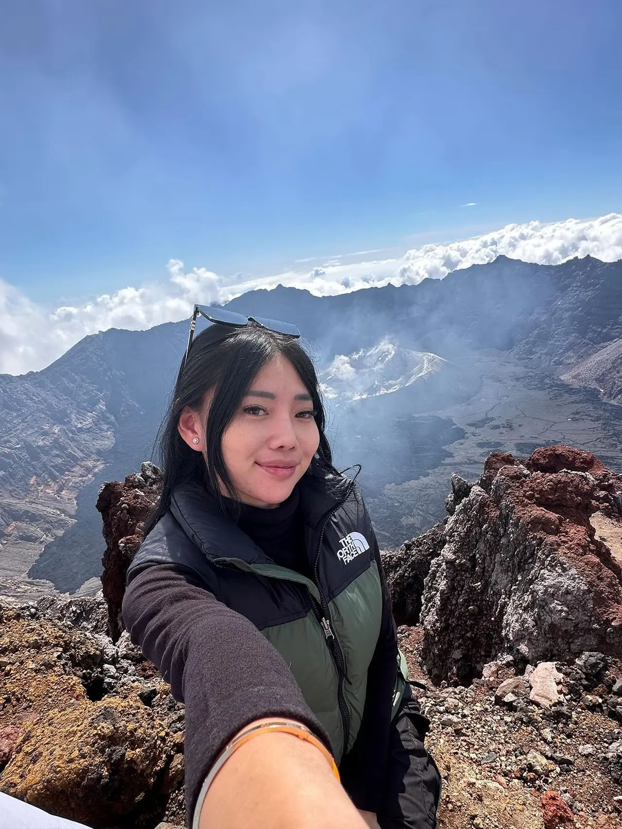 Punya Hobi Menantang, Ini 10 Potret Seleb Wanita Saat Berada di Puncak ...