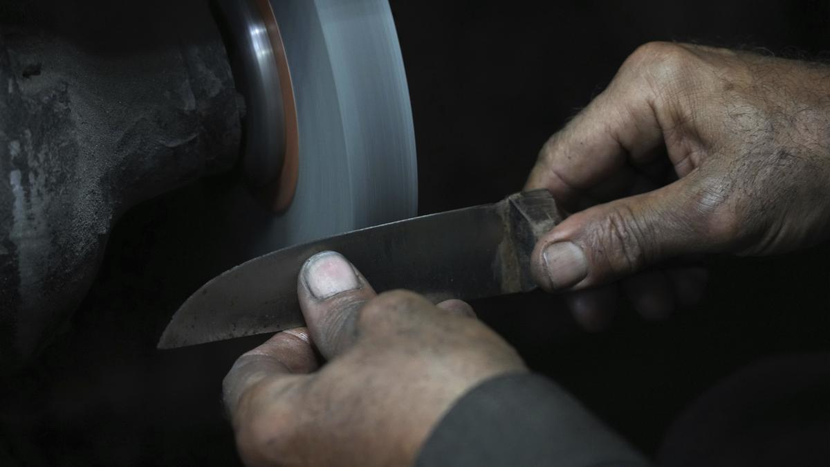 FOTO: Aktivitas Mengasah Pisau Jelang Idul Adha - Foto Liputan6.com